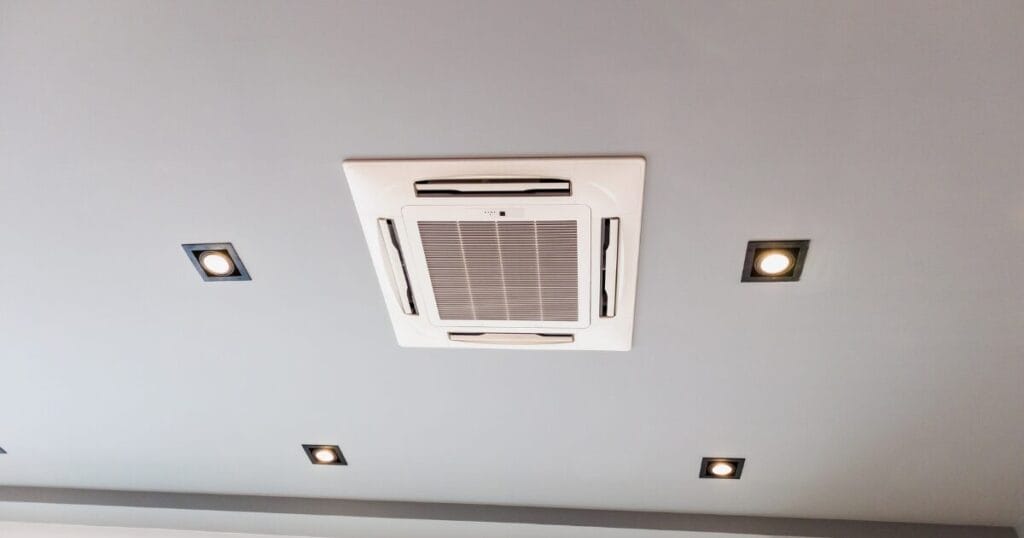 Plafond airco met buitenunit: de trend voor zomer 2024!